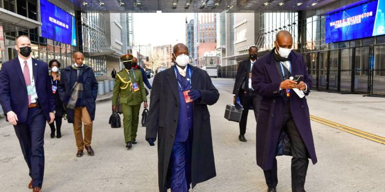 Picture of the day: Rare moment as President Museveni tours a street ...